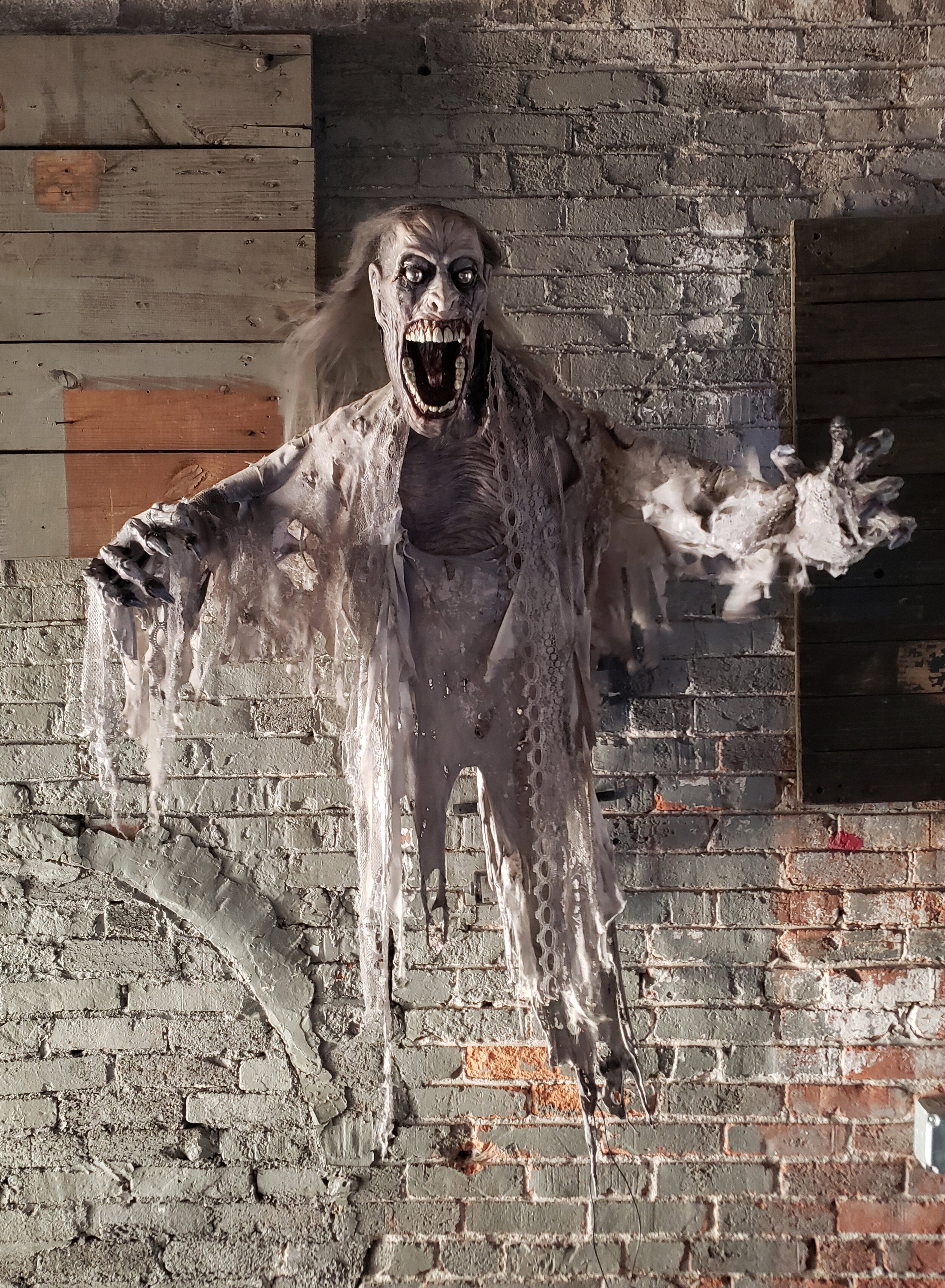 Glow-in-the-Dark Zombie Animatronic Monster Prop Halloween Decor : 64 ...