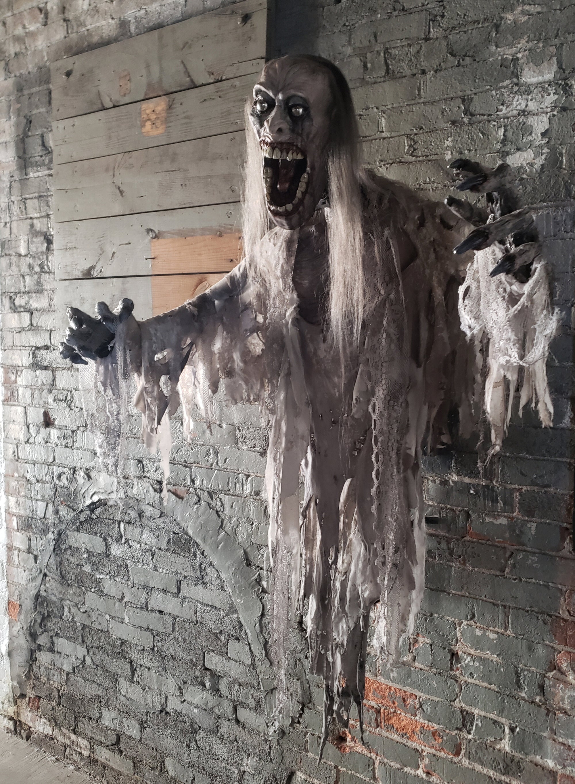 Glow-in-the-Dark Zombie Animatronic Monster Prop Halloween Decor : 64 ...
